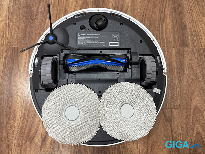 Hai chổi lau xoay của Deebot N30 Pro Omni có tạo áp lực lên bề mặt sàn ...