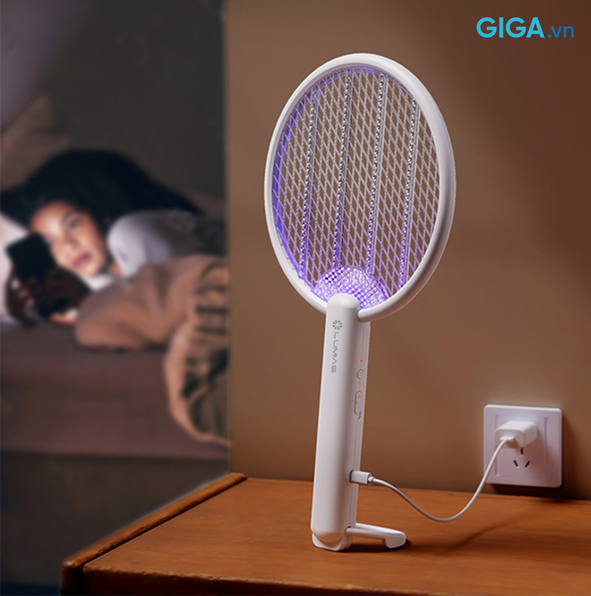 Để sạc pin cho vợt muỗi, bạn chỉ cần kết nối dây cáp vào nguồn điện